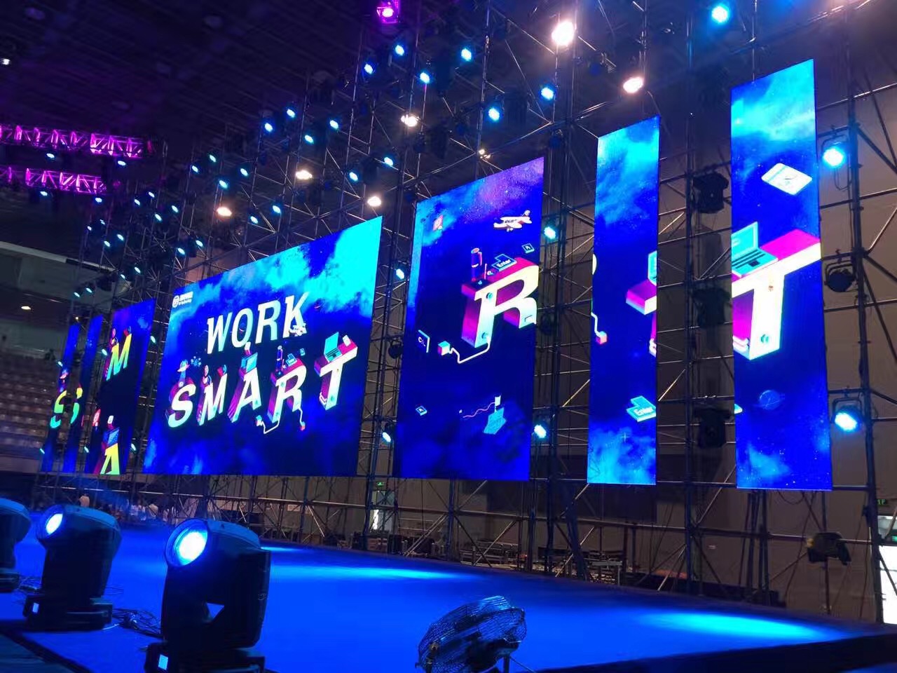 Advantages of using rental LED screens on stage - dreamroadled
